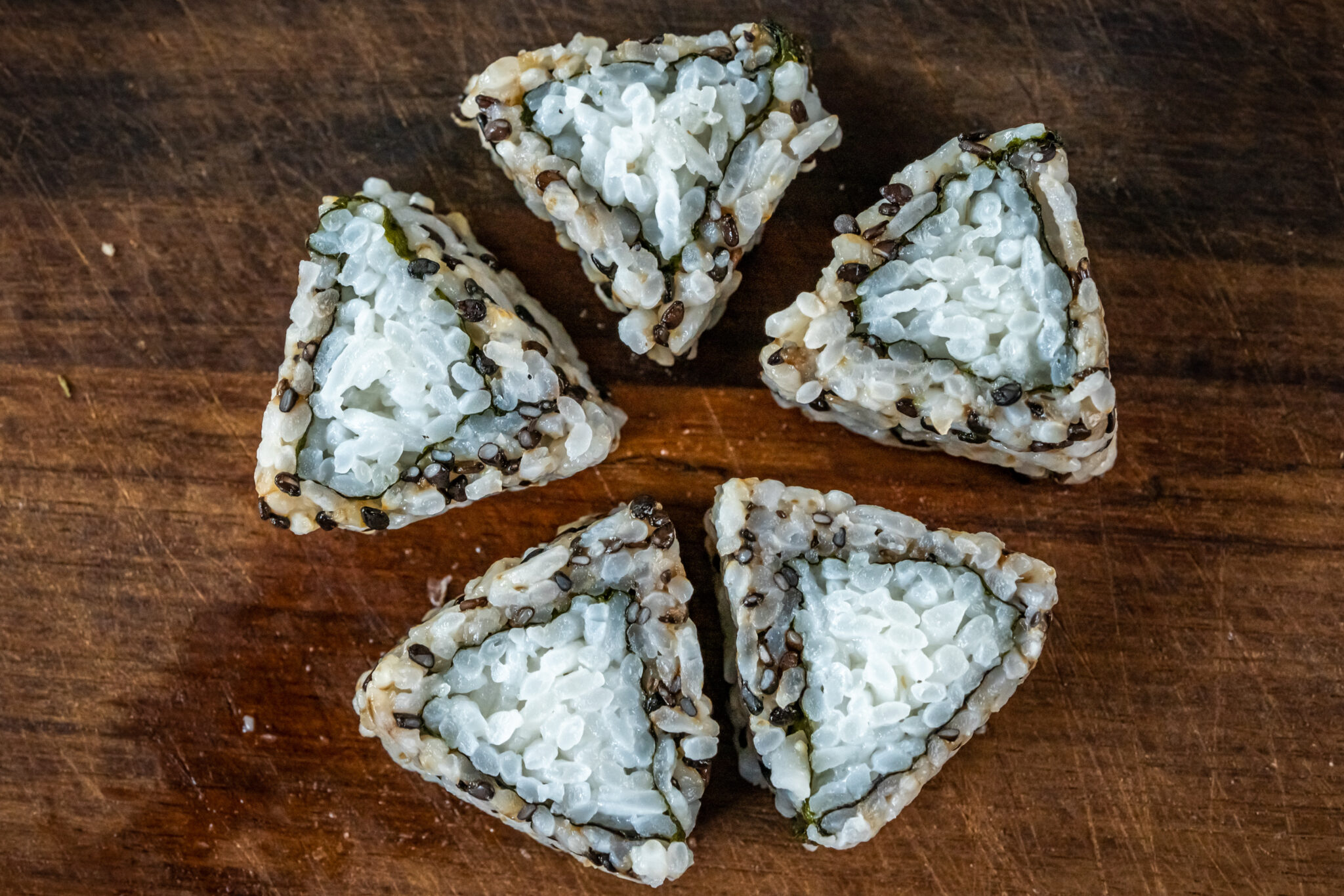 Black and white triangle kazari makizushi – Sushi Day